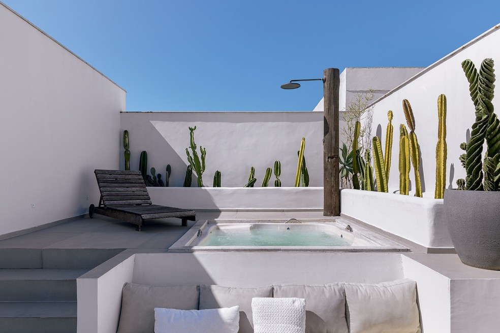 Cobertura de 340 m² no RJ tem planta linear e decoração mediterrânea