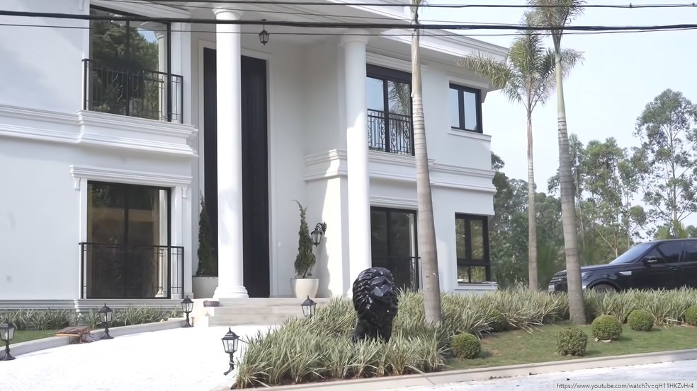 Luxuosas e milionárias: conheça as mansões de 7 famosos em Alphaville