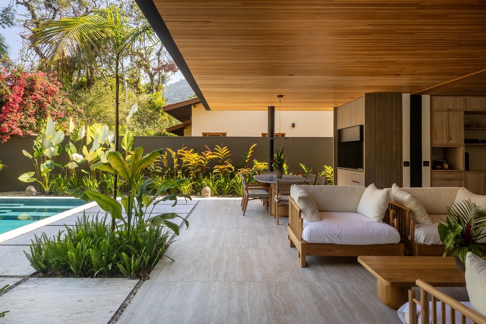 Casa de veraneio em Ubatuba integra piscina e varanda gourmet à Mata ...