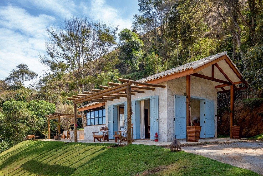 Casa do lago de Bruno Gaglisso e Gio Ewbank é rústica com inspiração na ...