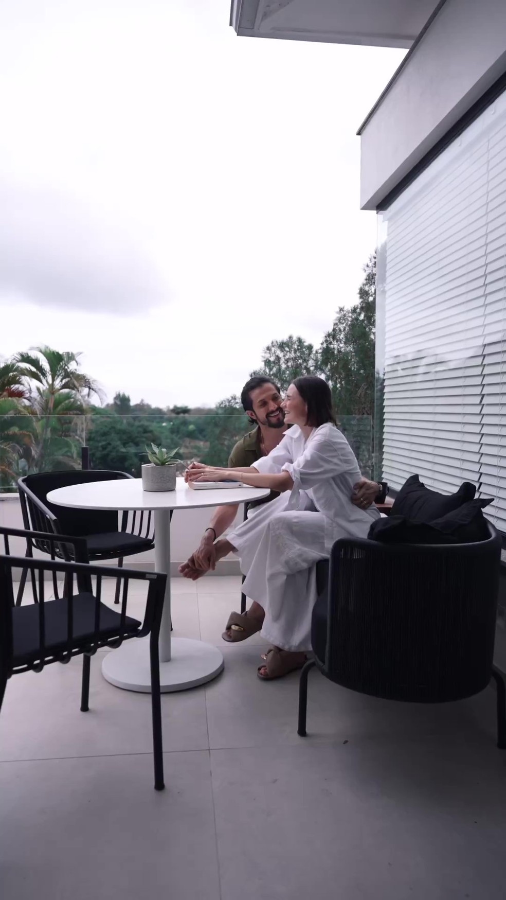 Romulo Estrela e Nilma Quariguasi mostram detalhes da área externa de ...