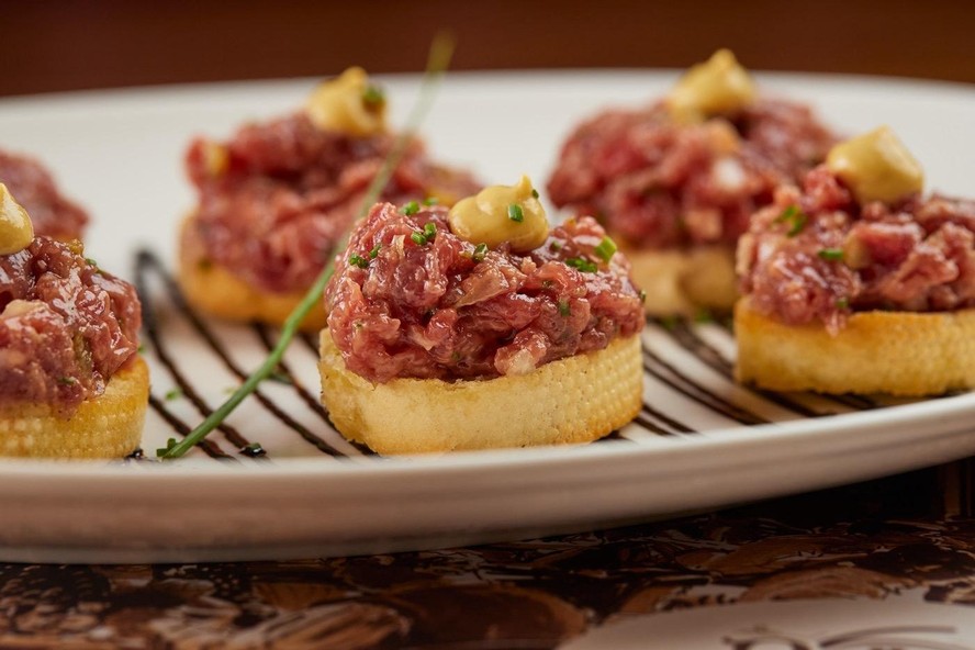 Como fazer o canapé de steak tartare perfeito