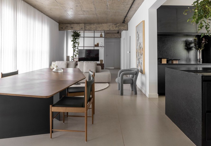 Concreto aparente, marcenaria preta e serralheria compõem apartamento ...