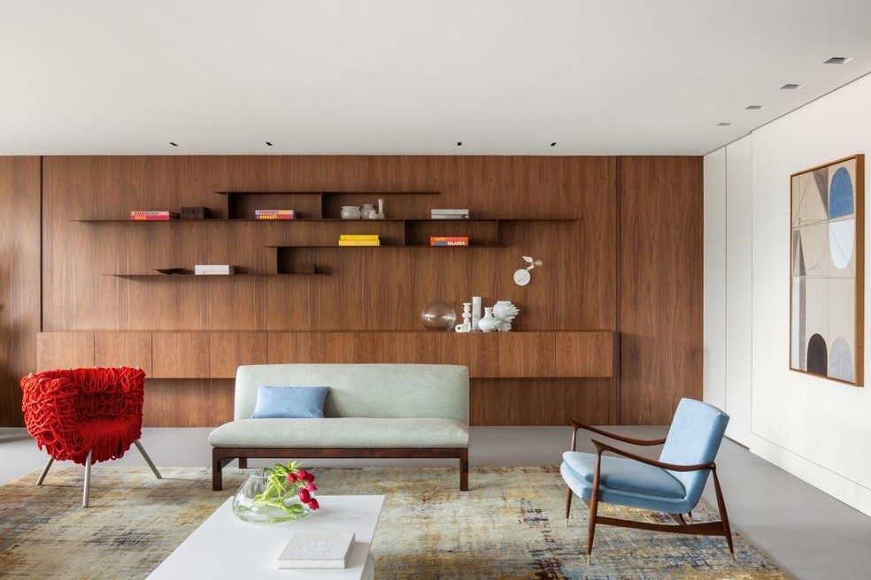 Tons neutros e painéis de madeira conferem clima sóbrio em apartamento ...