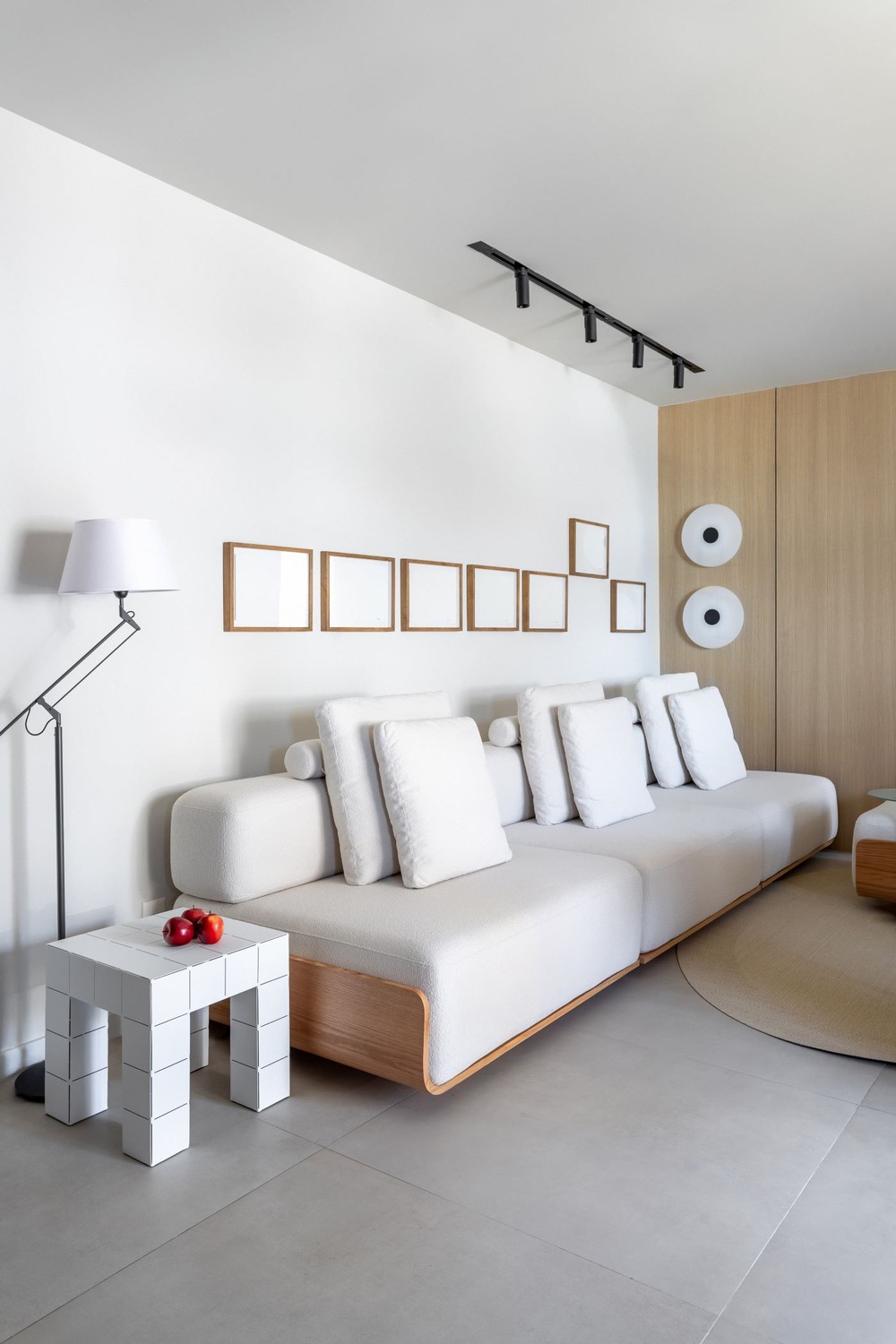 Cores claras, madeira e texturas resultam em apartamento acolhedor ...