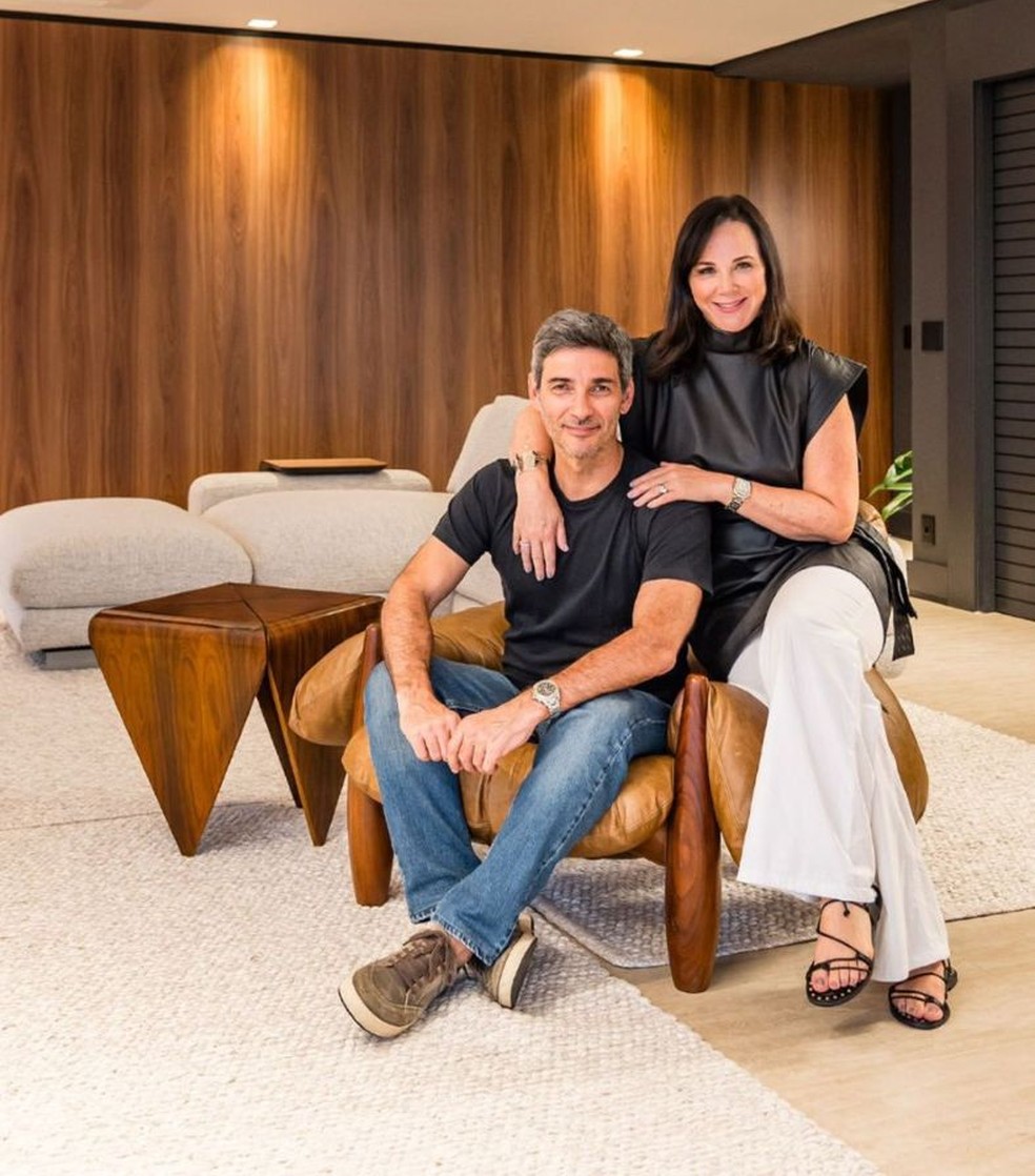 Apartamento de 240 m² em SP ganha adega no meio da sala e paredes pretas