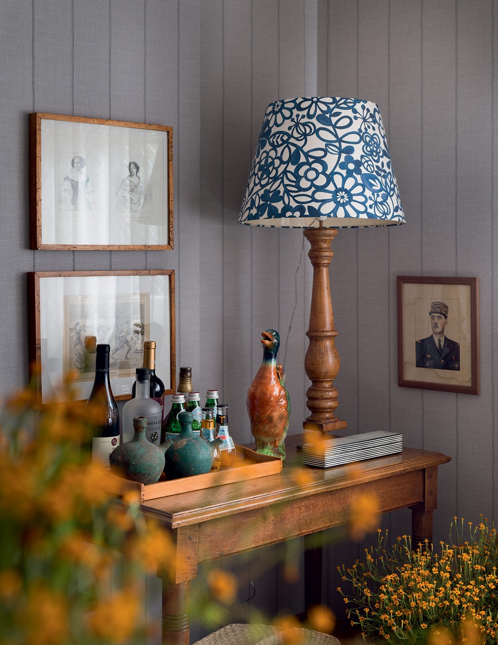 Móveis de antiquário e detalhes contemporâneos integram apê de 150 m²