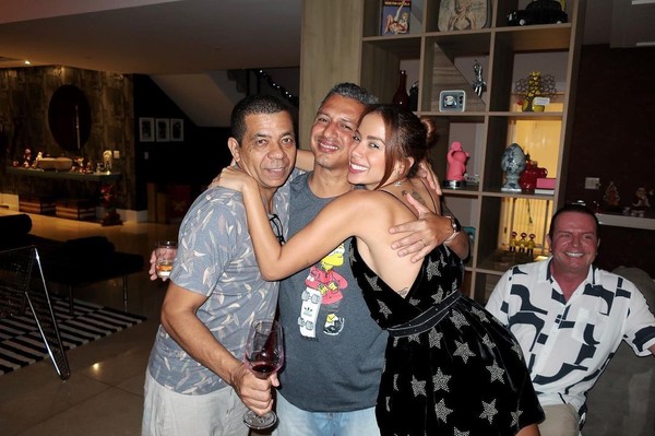 Anitta 30 anos: conheça as casas da cantora e veja fotos!