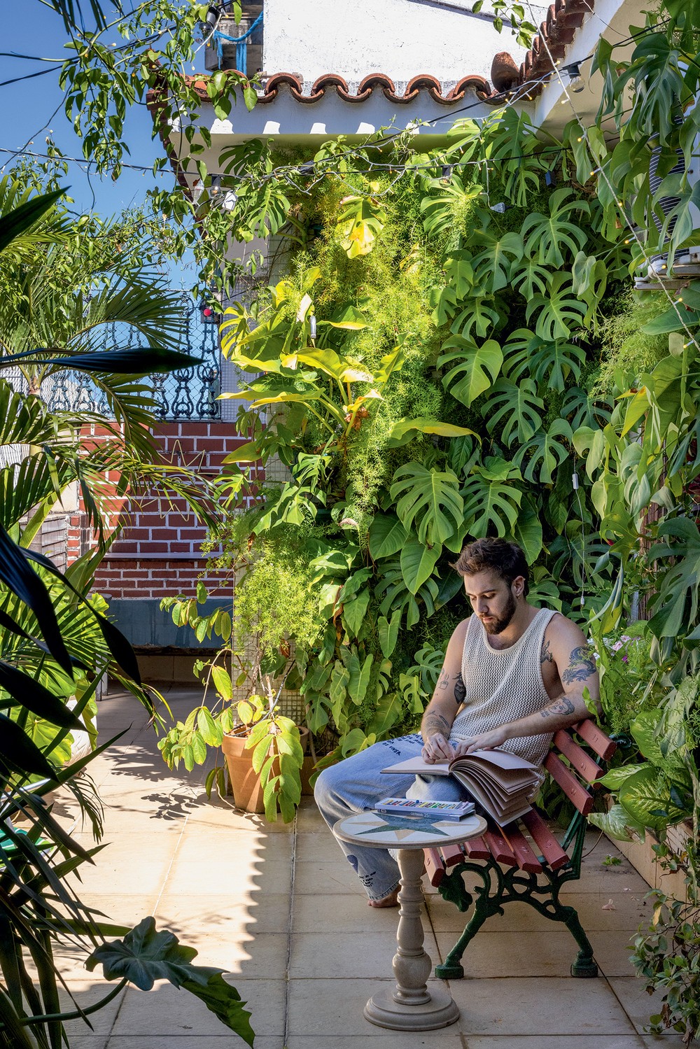 Cores e maximalismo marcam o apartamento do artista João Incerti no RJ