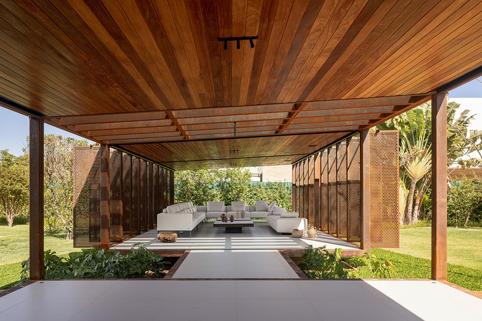 Pavilhão de 136 m² em área de lazer permite acomodar muitos convidados ...