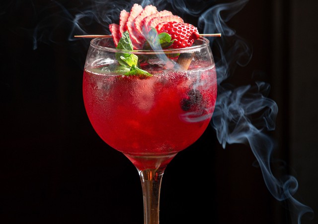 8 receitas de drinques coloridos para aproveitar a ceia de Natal