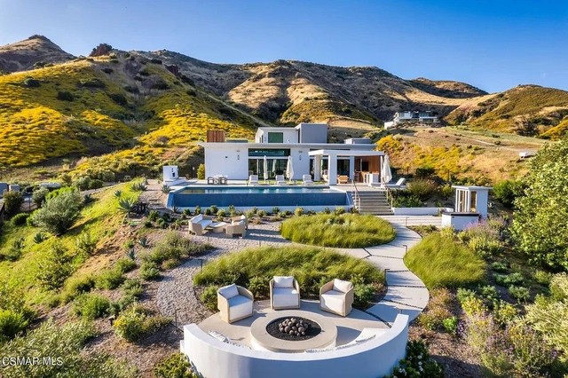 Kaley Cuoco coloca mansão nas montanhas da Califórnia à venda por R$ 30 ...