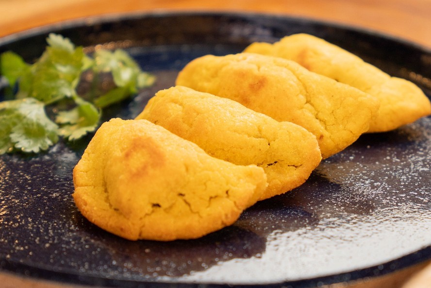 Como fazer pastel de angu com massa de fubá e recheio de escarola
