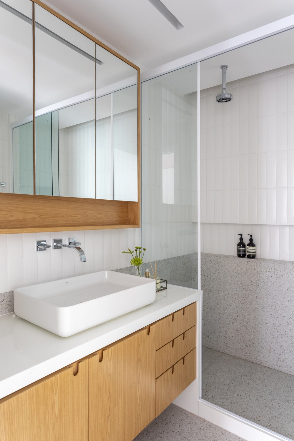 Banheiro com nichos embutidos: dicas para escolher a altura e os ...