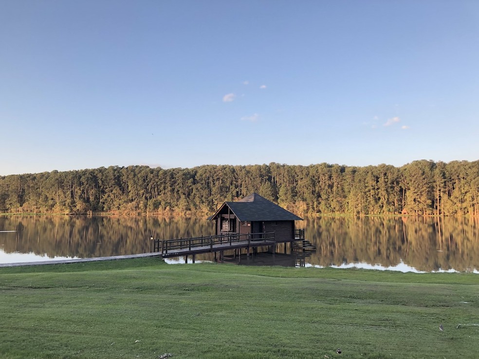 Resort no Paraná une relaxamento e atrações com bangalôs dentro de lago