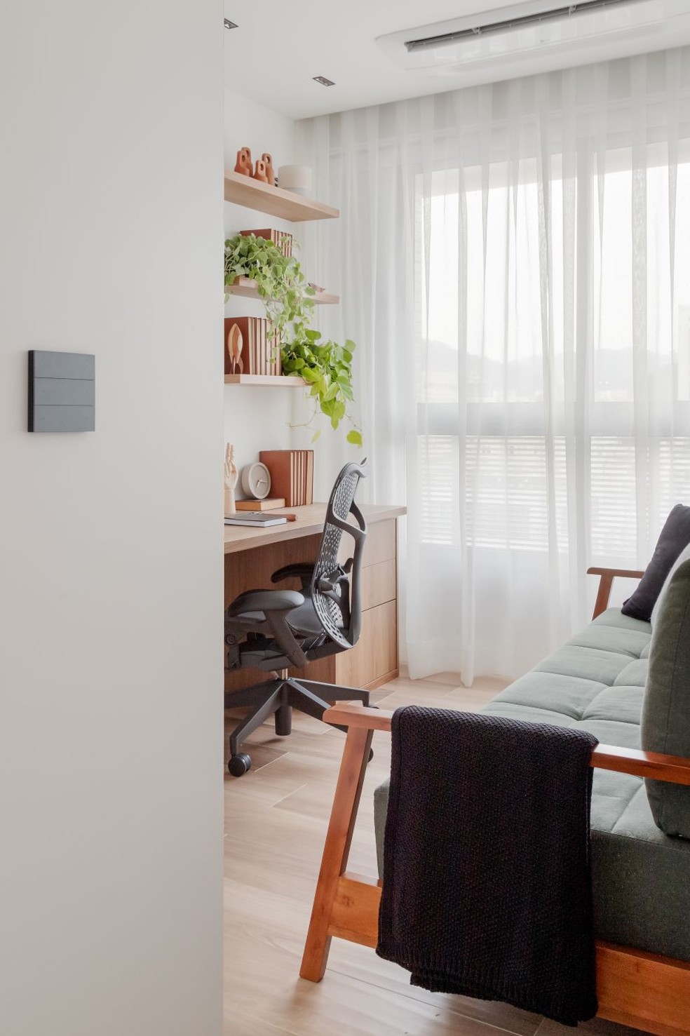 Madeira, pedra e cinza definem apartamento de 96 m² feito para morador ...
