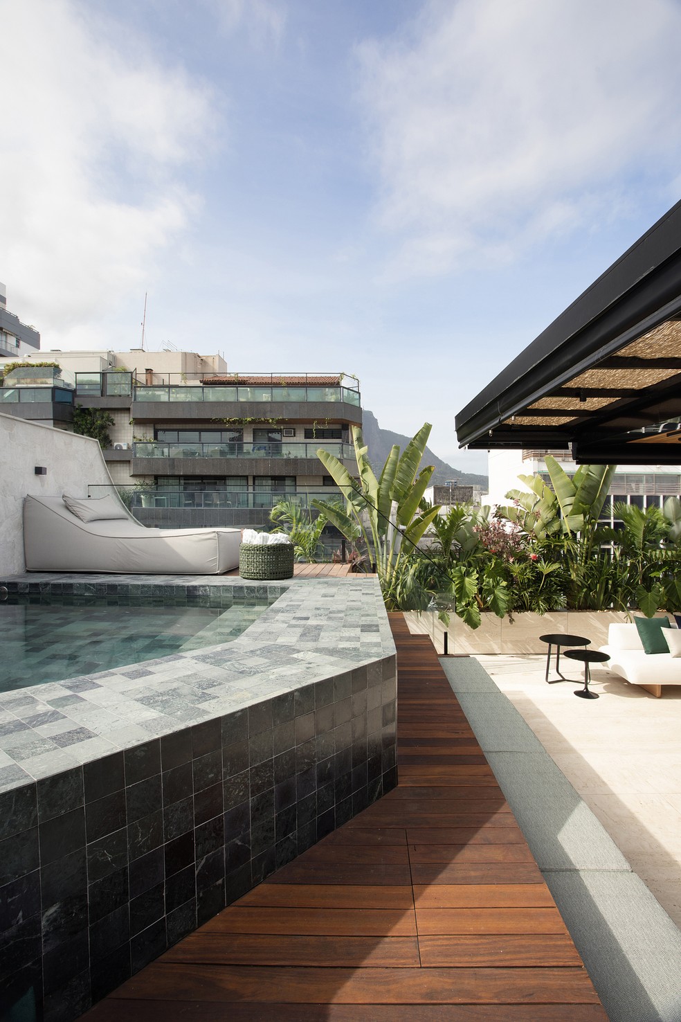 Terraço de cobertura no RJ tem área gourmet com muito verde e madeira