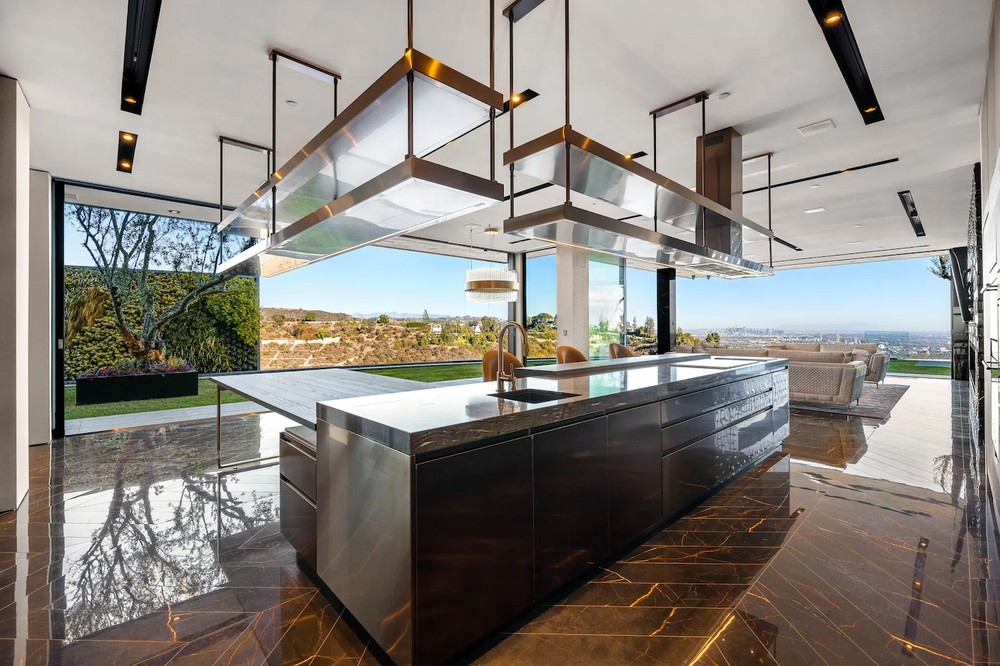 Megamansão com boate e sala de degustação de vodca está à venda por R ...