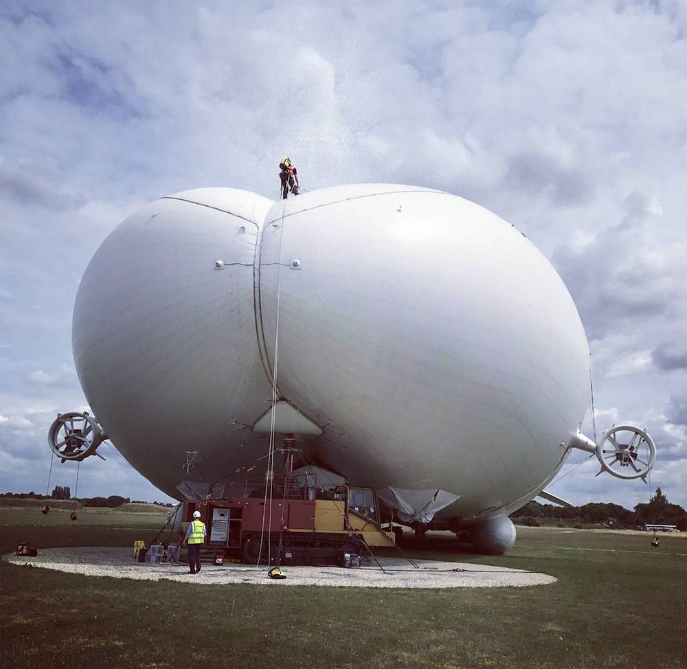 Dirigível em formato inusitado viraliza na web e vira meme: "parece outra coisa" | Curiosidades ...