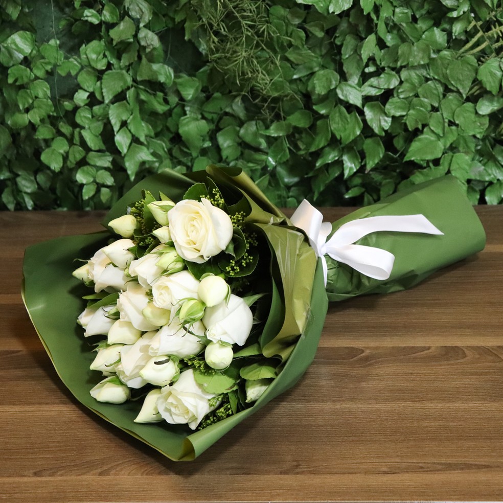 Buquê de noiva branco: 6 flores e dicas para montar o arranjo