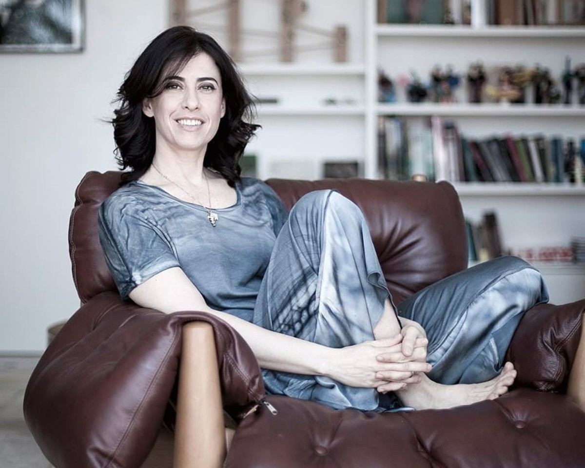 Fernanda Torres mora em apartamento no RJ com sala espaçosa e ...