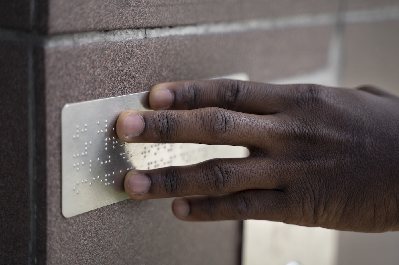 Como adaptar a casa com sinalização em braille para pessoas com ...