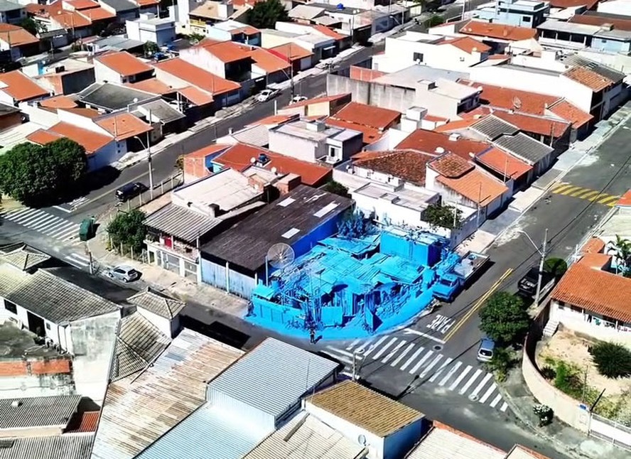 Moradores do interior de SP são surpreendidos por esquina totalmente azul