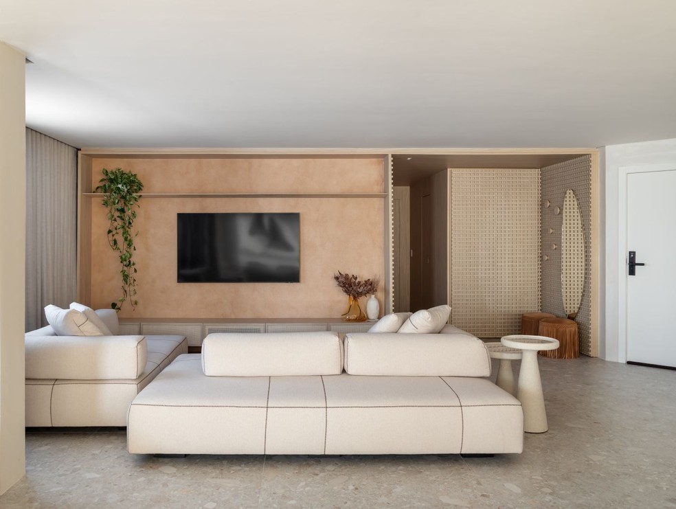 Decoração de apê se conecta ao mar com cores, linhas curvas e texturas ...