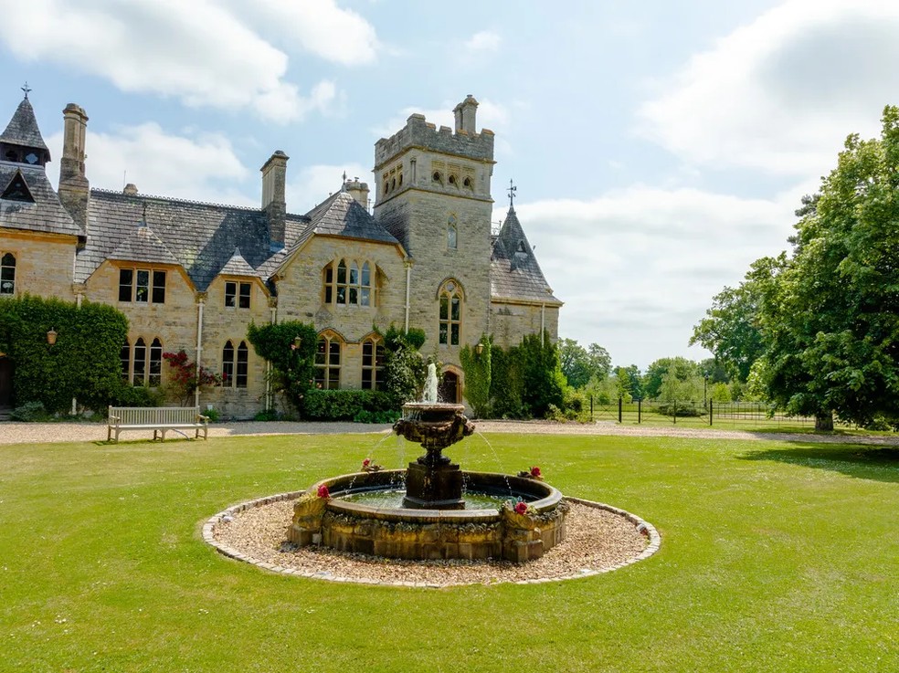 Antiga mansão de Charlie Watts na Inglaterra está à venda por R$ 48 ...