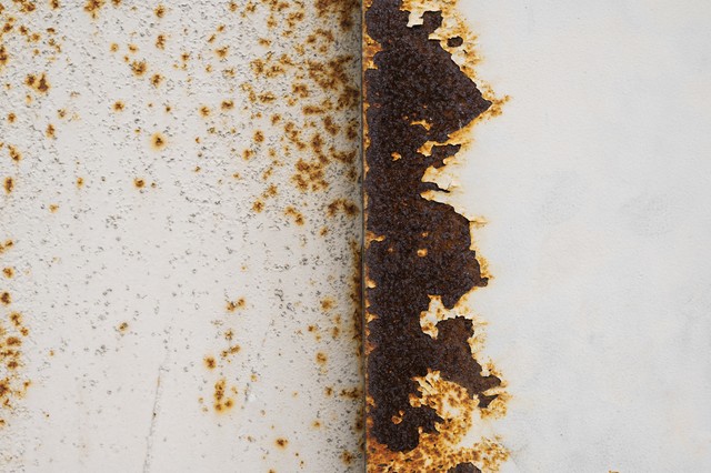 Descubra como limpar alumínio manchado sem esforço e com dicas simples!