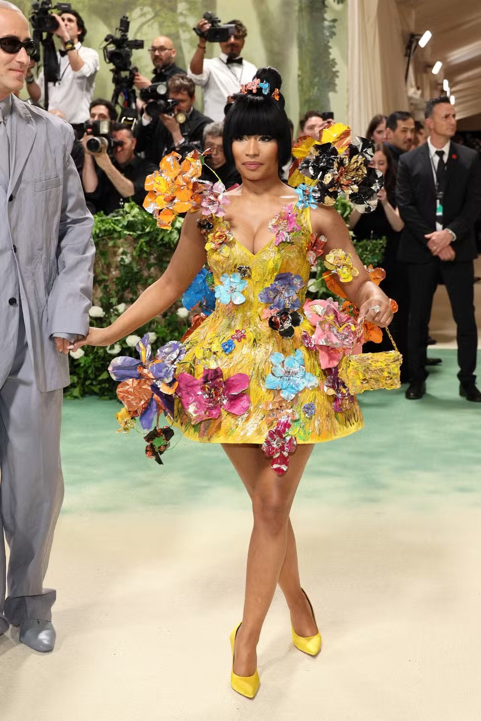 Famosas apostam em looks com muitas flores para o Met Gala 2024 com ...