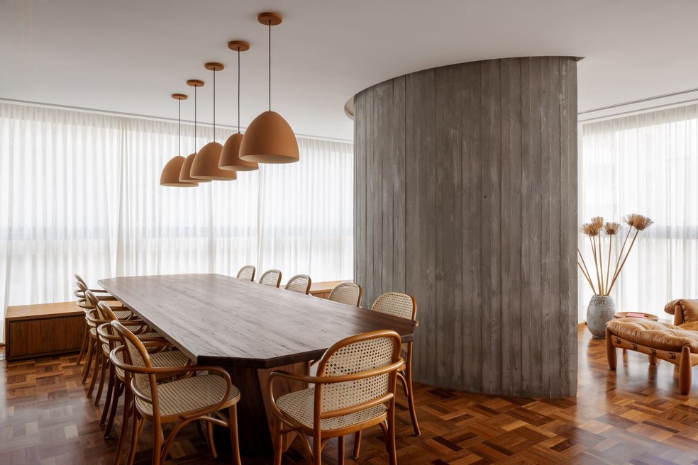 Madeira e cores vibrantes guiam projeto de apartamento modernista