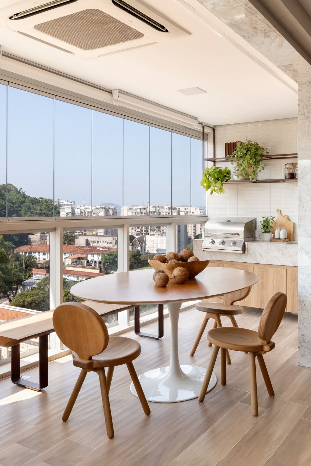 Madeira, pedra e cinza definem apartamento de 96 m² feito para morador ...