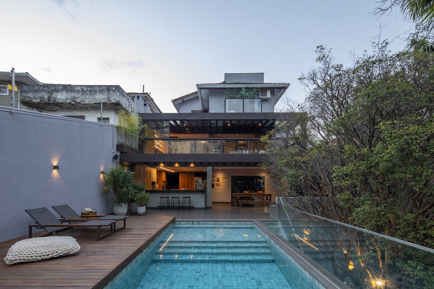 Casa passa por renovação e ganha nova área de convivência externa ...