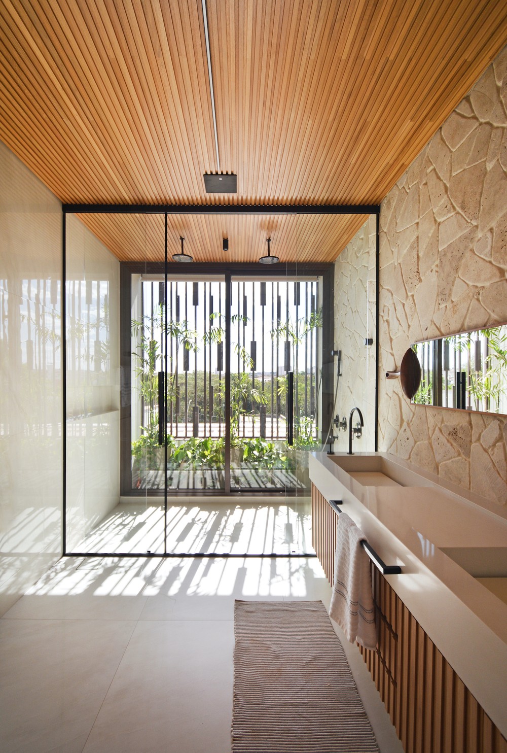 Casa de 538 m² é marcada por madeira, brises metálicos e paisagismo