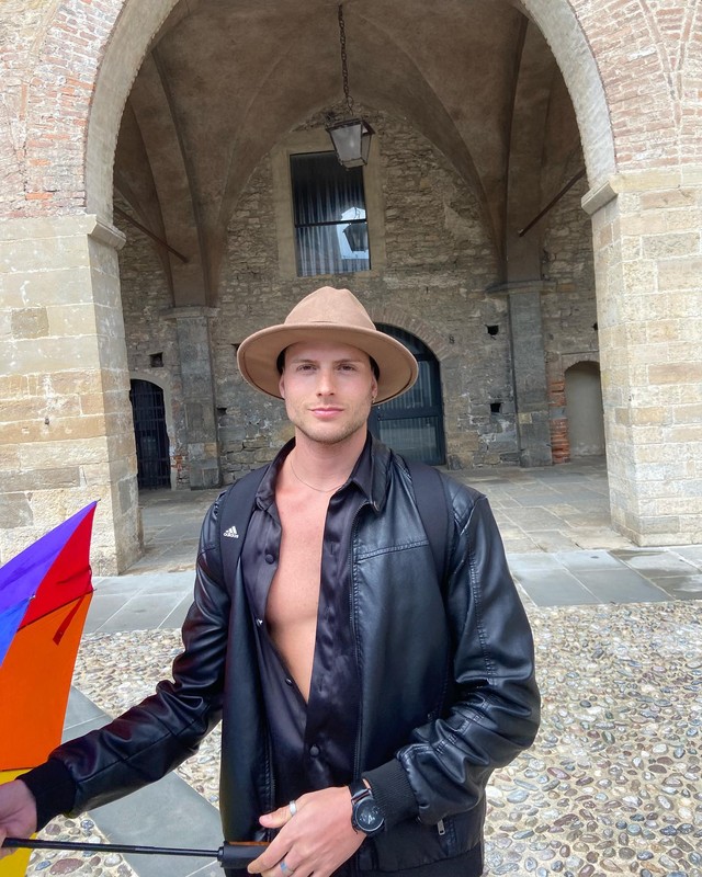 Daniel Lenhardt passeia pelas ruas de Bérgamo, na Itália, onde foi ...