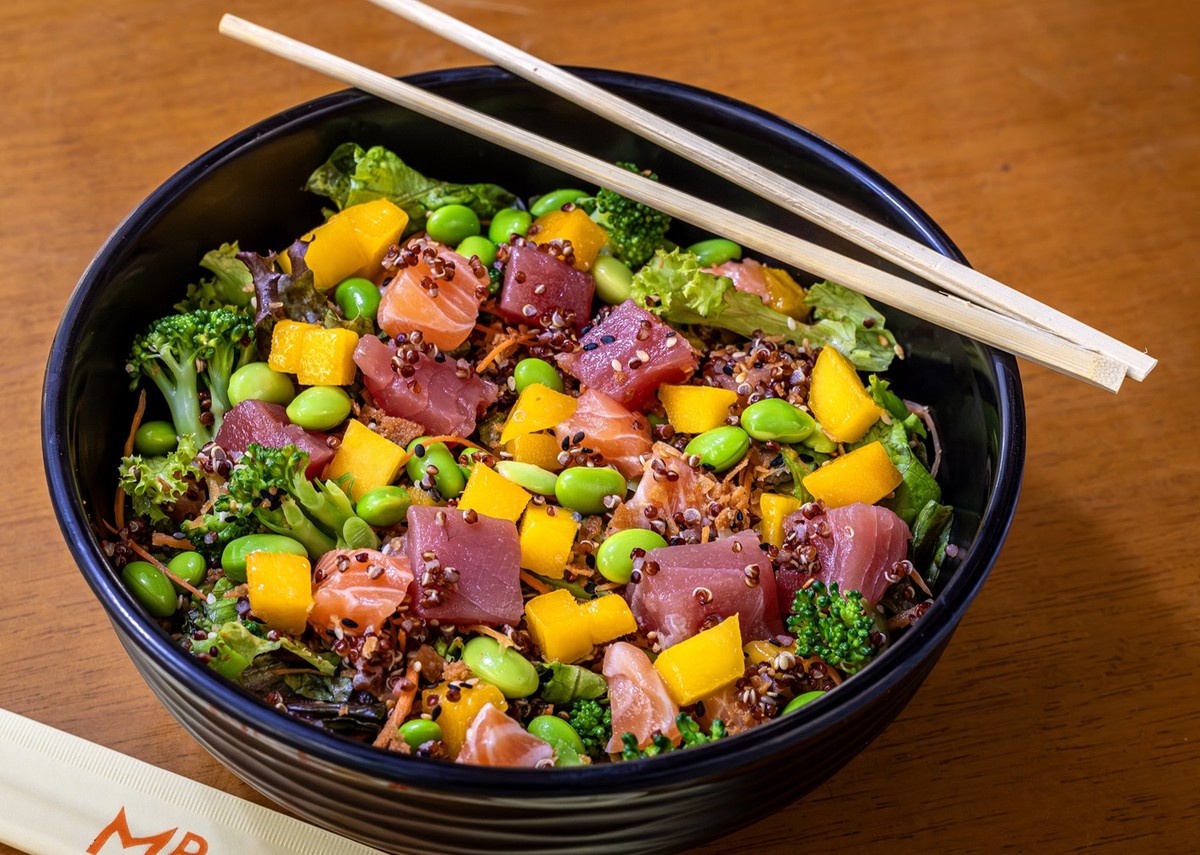 Poke-salada é receita refrescante que leva manga, brócolis e cenoura
