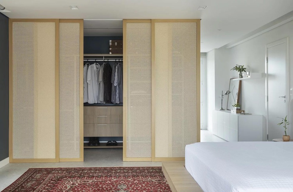 Portas para closets: confira opções de materiais e fechamentos | Dicas ...