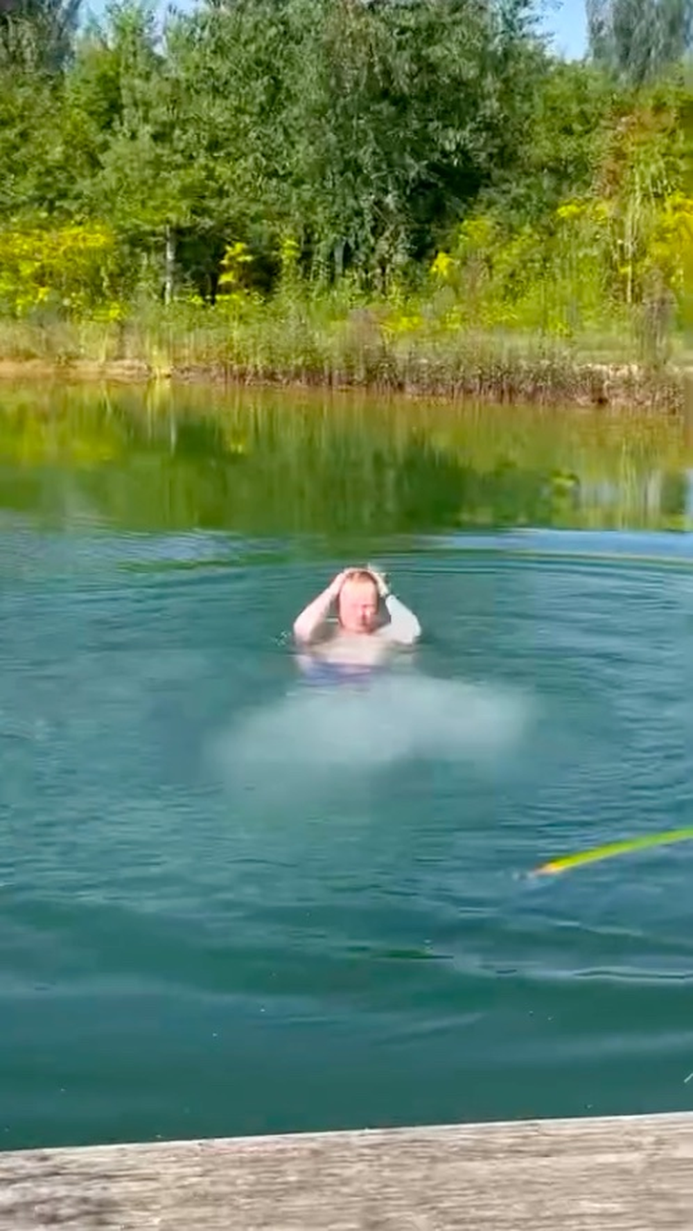 Ed Sheeran surge nadando em lago da sua propriedade impróprio para ...