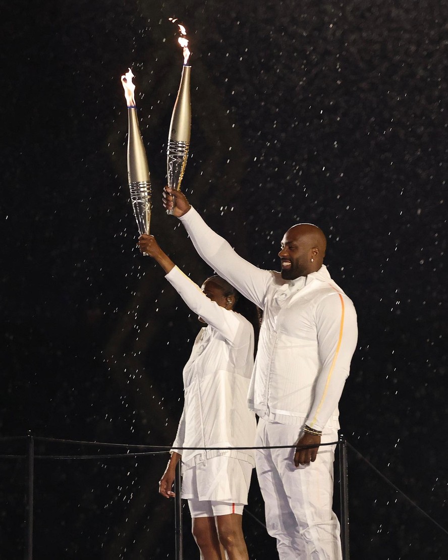 Teddy Riner, um dos atletas que acendeu a Pira Olímpica, tem ...