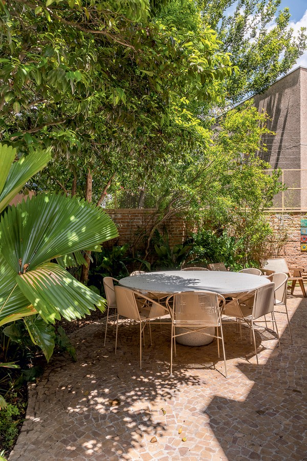 Jardim faz bom uso de canteiros e vasos para envolver áreas externas