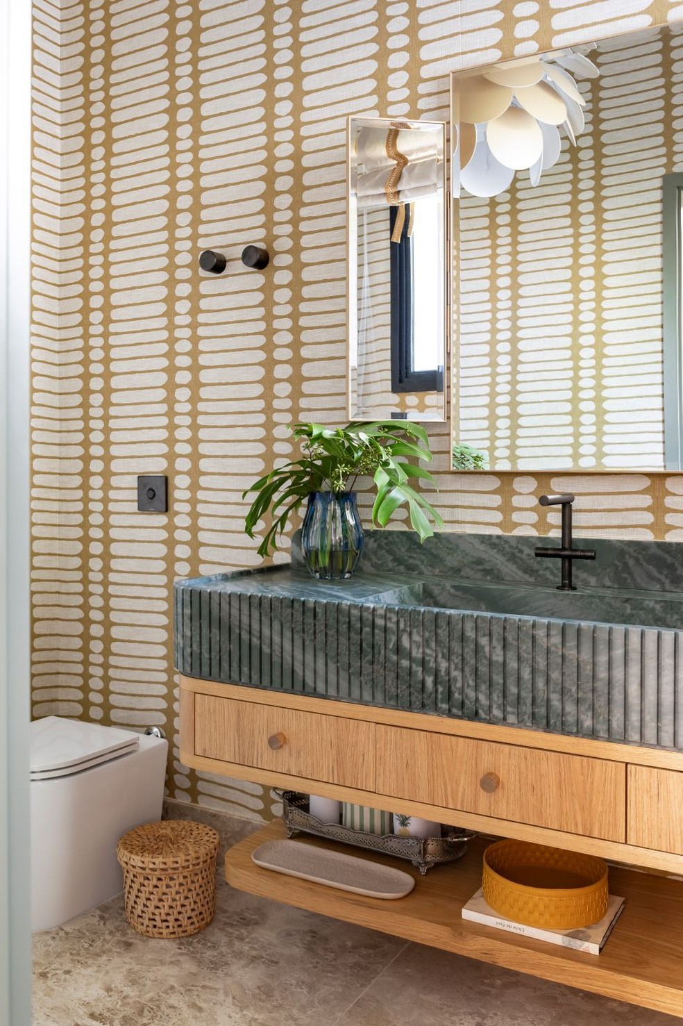 Casa no interior paulista valoriza a naturalidade com muita madeira e ...