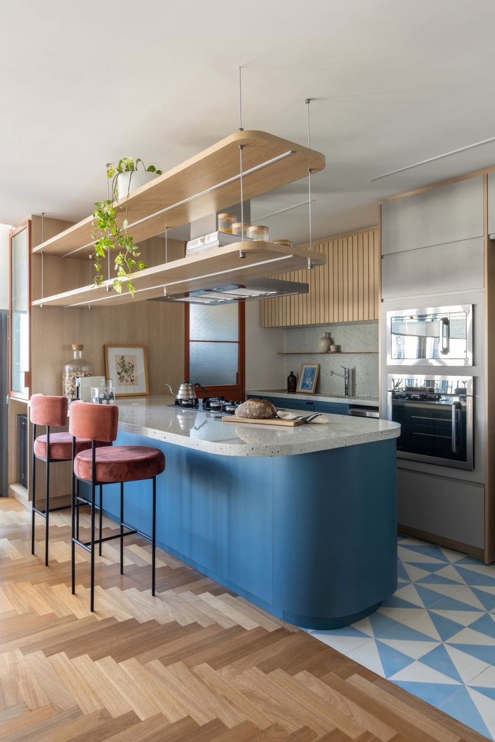 Apartamento colorido de 96 m² em São Paulo ganha marcenaria pet-friendly