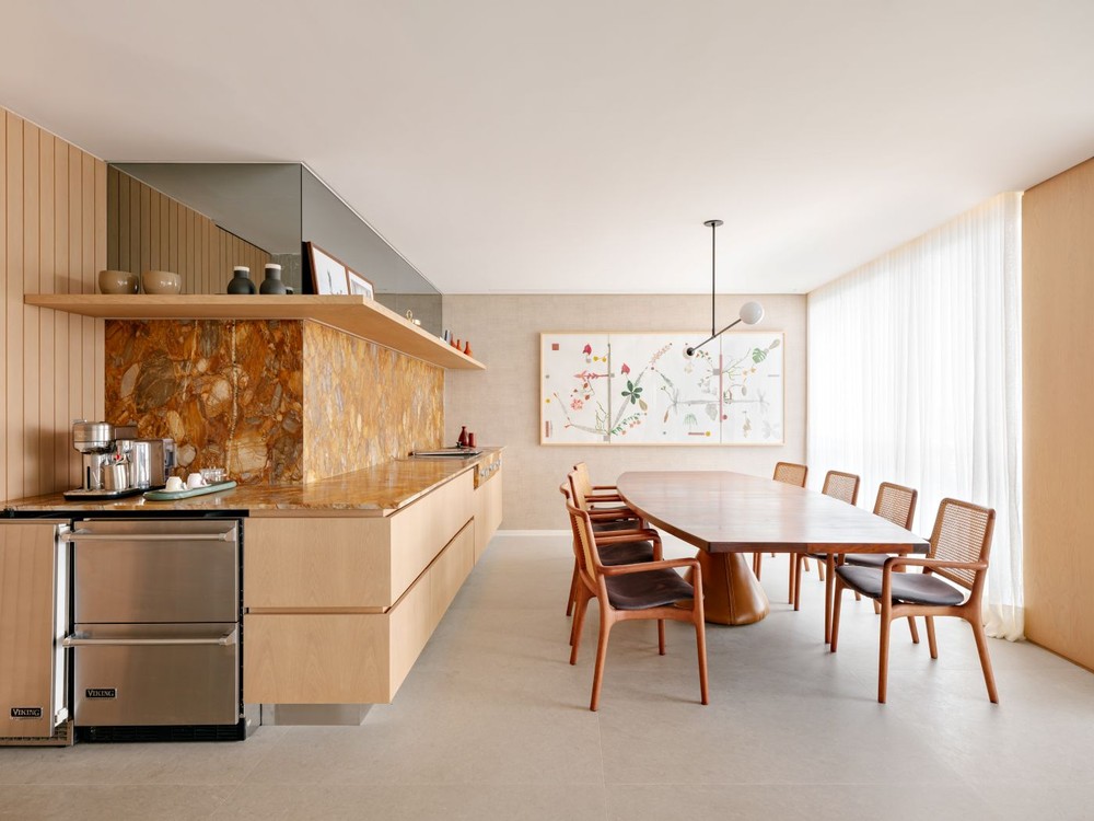 Apartamento tem sala de estar com mix de poltronas coloridas e lareira ...