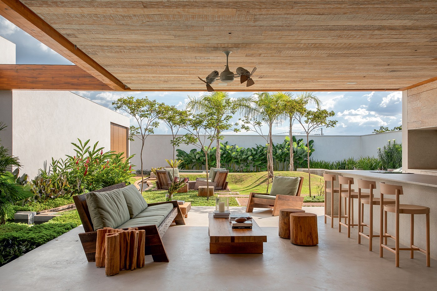 Casa térrea é construída com réguas de madeira de demolição e linhas retas