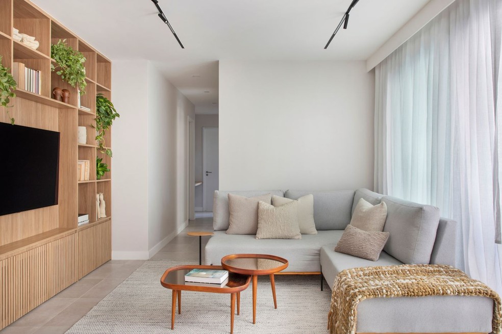 Sala minimalista: 11 projetos para se inspirar e viver com o essencial