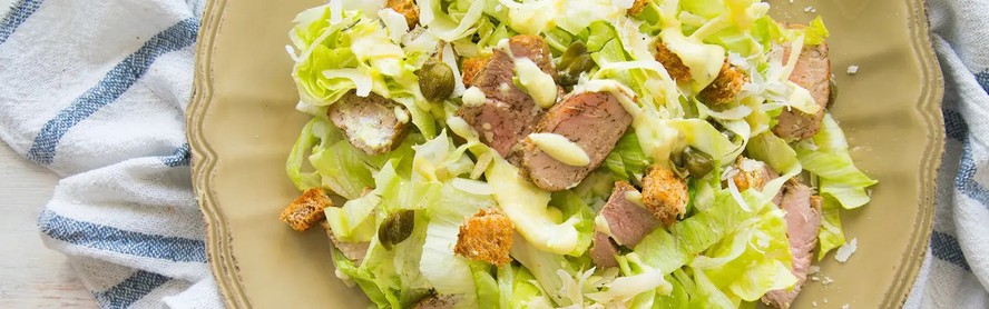 Receita de salada de alface e alcaparras com filé mignon suíno