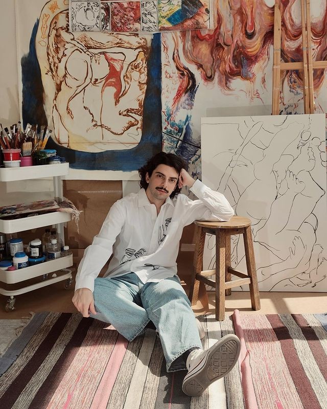 Desejo e silhuetas coloridas se conectam nas pinturas de Hanz Ronald
