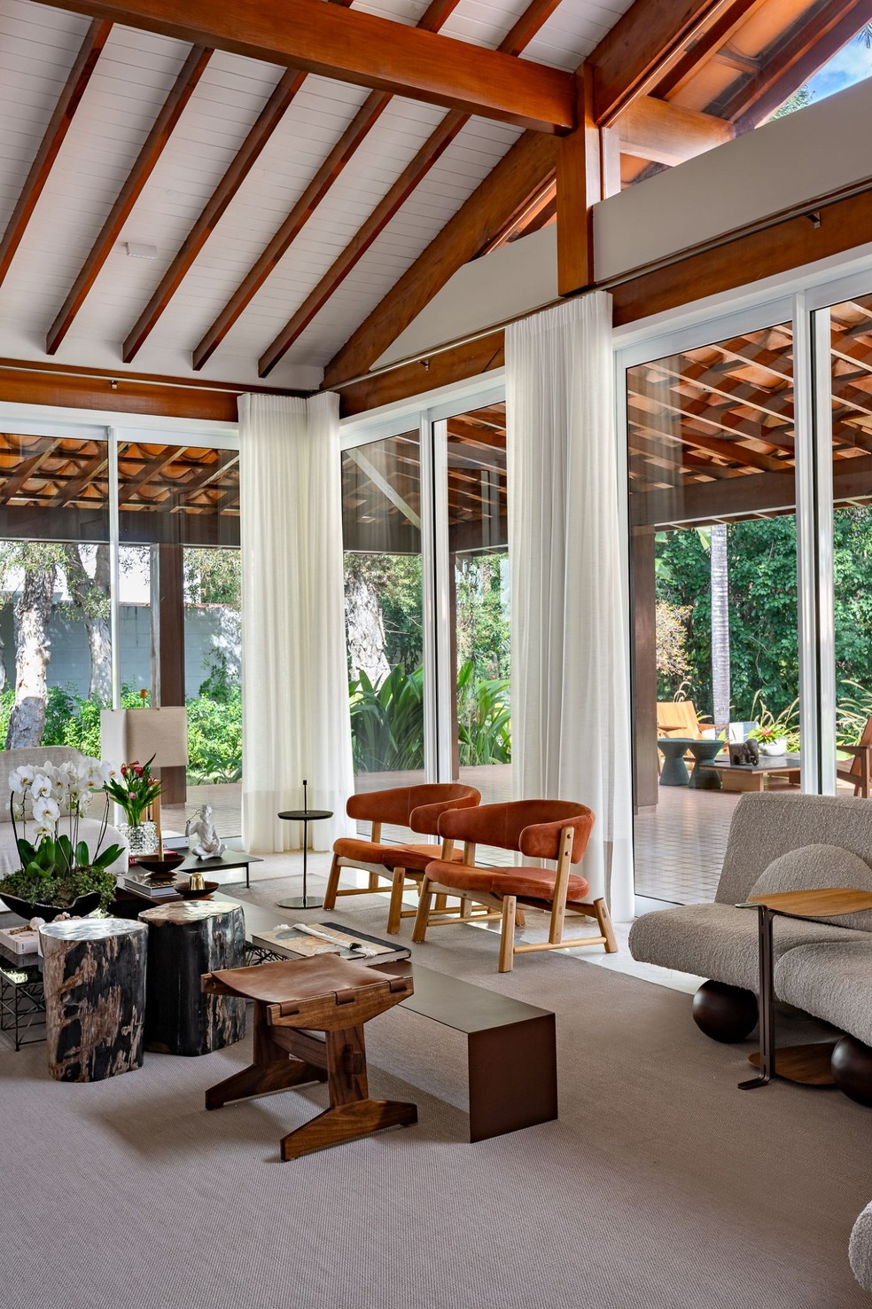 Casa no interior de São Paulo renasce com integração, luz e design ...