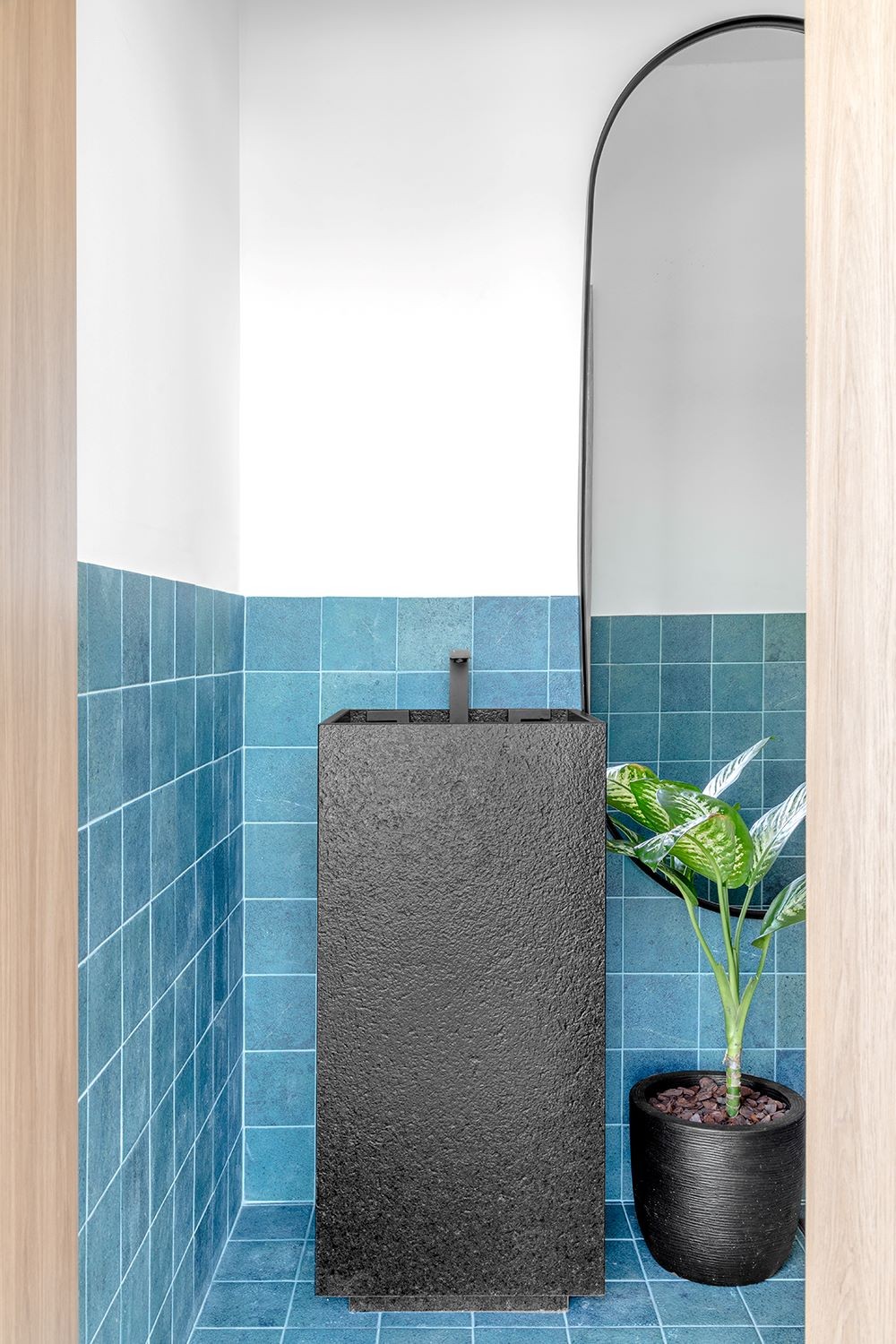 Cuba preta no banheiro: como usar e evitar erros + 25 ideias ...